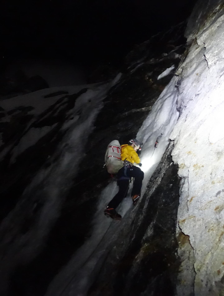 Shooting the Moon, 3.100m, WI4, M5. Primeros datos sobre la apertura ...