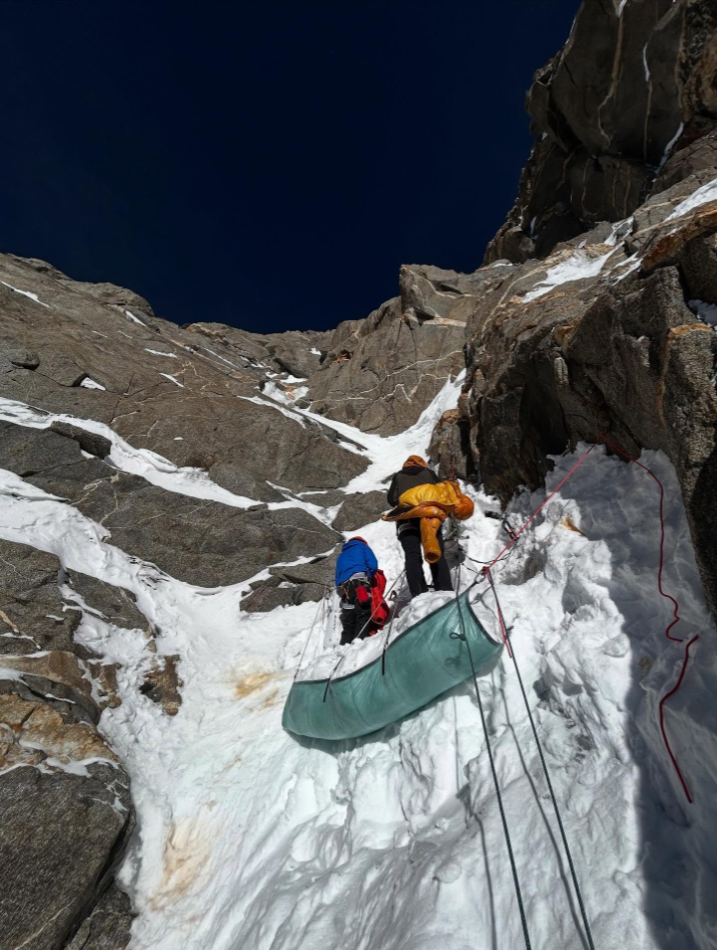 Shooting the Moon, 3.100m, WI4, M5. Primeros datos sobre la apertura ...